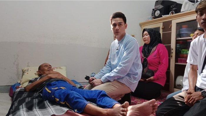 Fajar Aldila Sambangi Kuli Bangunan di Jatinangor Sumedang yang ...