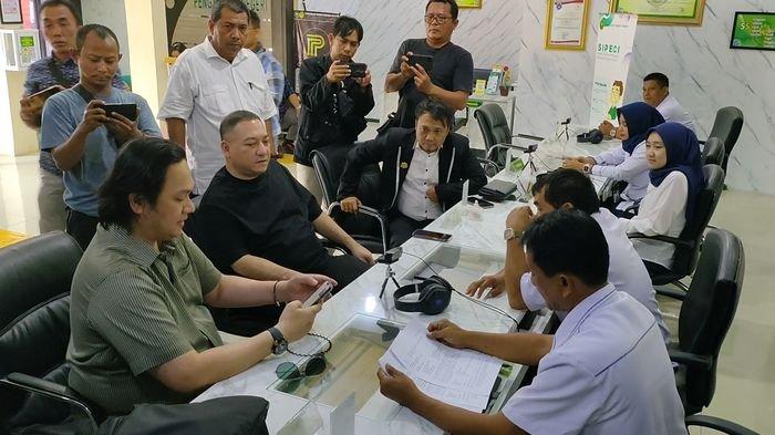 Tanpa Didampingi PH Lama, Farhat Abbas Ambil Salinan Kasasi Saka Tatal ...