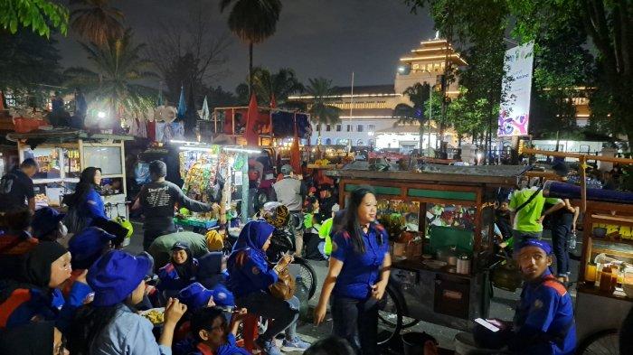 Jalan Diponegoro Depan Gedung Sate Jadi Pasar Malam Dipenuhi Buruh yang ...