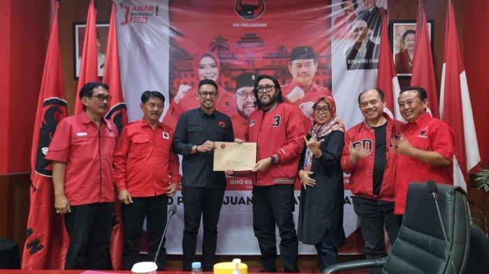 PILKADA Kuningan 2024, Ridho Suganda Jadi Bakal Calon Bupati dari PDIP, Terima Surat Tugas dari ...