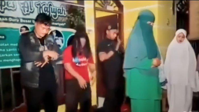 BIKIN GEGER, Jemaah Laki-laki di Ponpes Al-Kafiyah Diimami Wanita ...