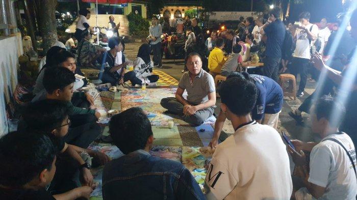 TERNYATA Ini yang Dibahas Iwan Bule saat Sambangi Anak Muda Ciamis ... TERNYATA Ini yang Dibahas Iwan Bule saat Sambangi Anak Muda Ciamis ...