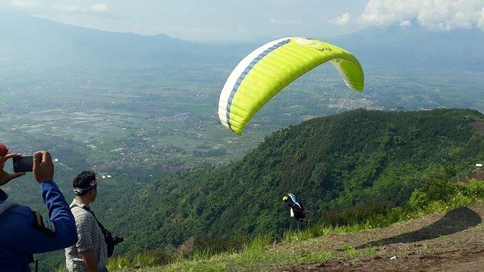 Ingin Coba Paralayang? Kunjungi Batu Dua Gunung Lingga Sumedang ...