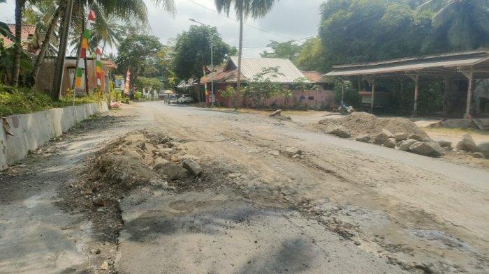 Jalan Wisata Batu Hiu Pangandaran Rusak Berdebu, Warga Sampai Siram Dua ...