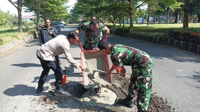 Jadi Pemicu Kecelakaan, Badan Jalan Raya yang Berlubang di Pangandaran ...