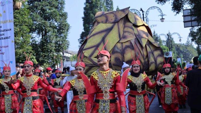 Delegasi Karnaval Cianjur Tampilkan Kararangge di West Java Festival ...
