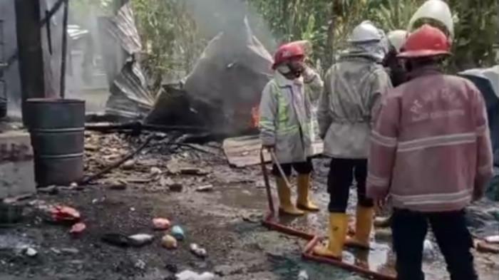 Warga Cirebon Panik Lihat Kepulan Asap dan Api dari Pabrik Daur Ulang Plastik - Tribunpriangan.com