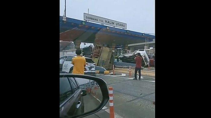 VIRAL Tabrakan Beruntun di Gerbang Tol Halim Utama, 5 Mobil Terguling - Tribunpriangan.com