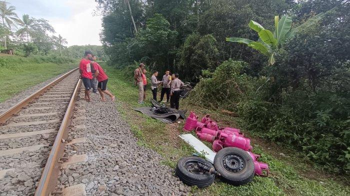 Kereta Api Tabrak Pikap Hingga Hancur dan Terlempar ke Jurang 20 Meter ...