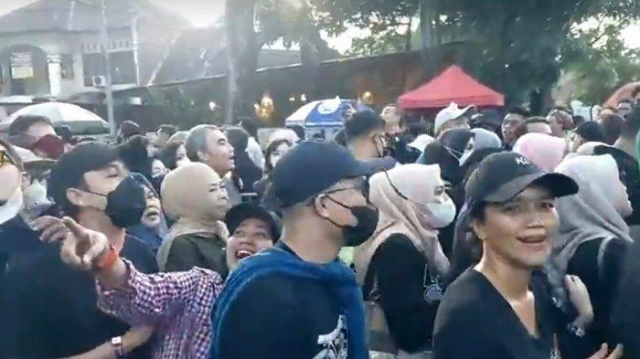 SPEKTAKULER, Penonton Pesta Rakyat Konser Dewa-19 Antusias Nyanyi ...