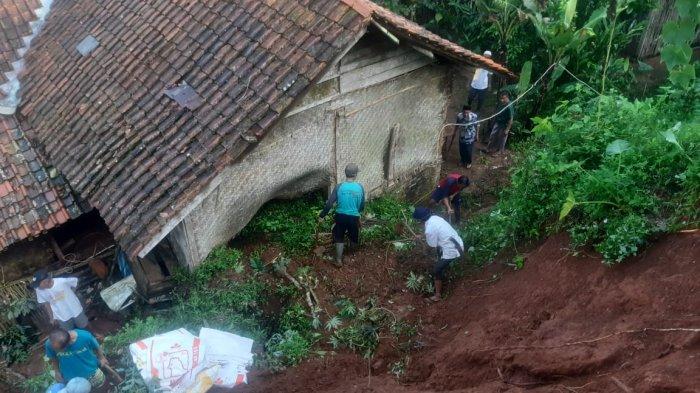 Tebing Longsor Timpa Rumah Warga di Panawangan saat Hujan Lebat - Tribunpriangan.com