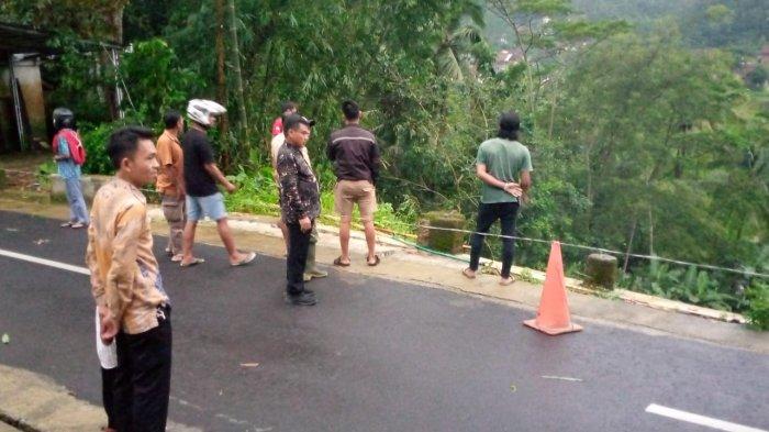 Longsoran Tebing Setinggi 20 Meter di Sadananya Menutup Saluran Air ...
