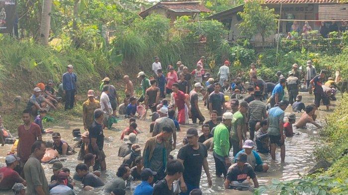 Melihat Keseruan Tradisi Ngobeng Balong di Pangandaran - Tribunpriangan.com
