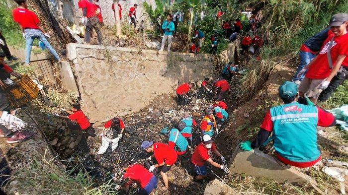 Pandawara Group Kembali Beraksi, Kini Bebersih Irigasi di Baleendah ...
