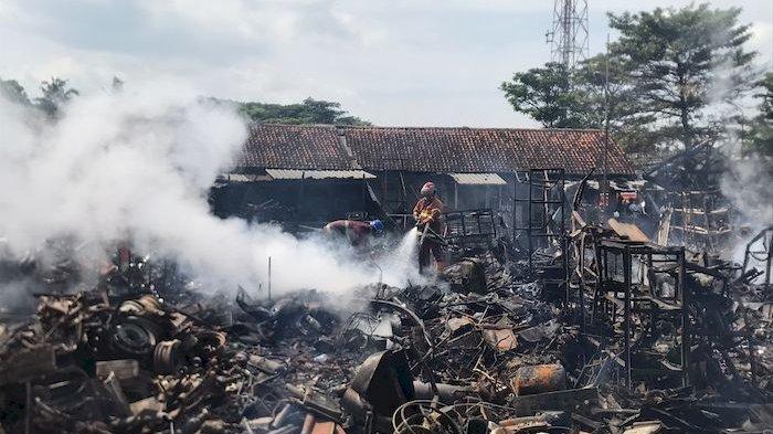 Pedagang Bisa Alami Kerugian Puluhan-Ratusan Juta Imbas Kios Terbakar di Pasar Onderdil dan Besi ...