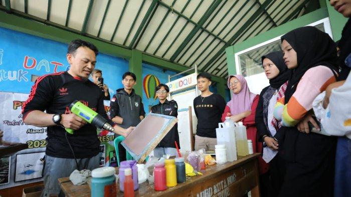 Milenial di Kota Bandung Ikuti Pelatihan Cara Nyablon Manual, Ternyata ...