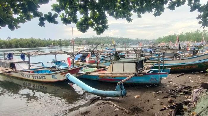 Cuaca Buruk Hingga Gelombang Tinggi Melanda Pangandaran, Banyak Nelayan Berhenti Melaut ...