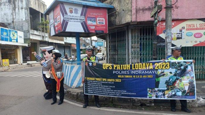 Operasi Patuh Lodaya, Polisi Pelototi Pengendara yang Melintas di Perempatan Waiki Indramayu ...