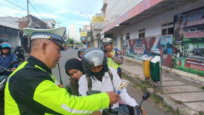 Operasi Patuh Lodaya, Polisi Pelototi Pengendara yang Melintas di Perempatan Waiki Indramayu ...