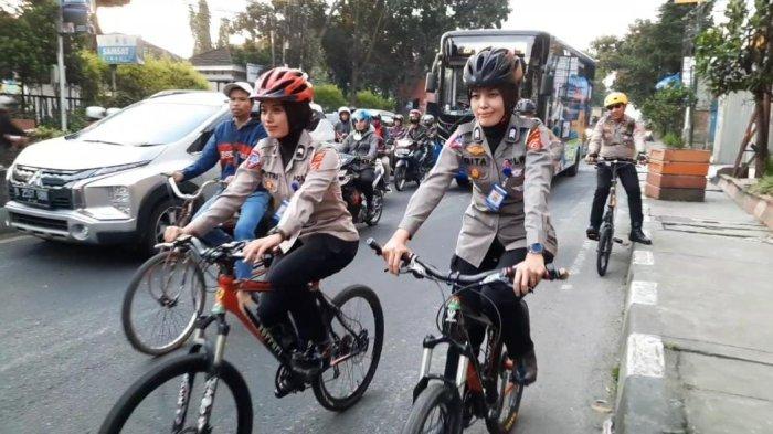 Sambil Patroli Gunakan Sepeda, Polwan Cantik di Cimahi Bagi-bagi Takjil ...