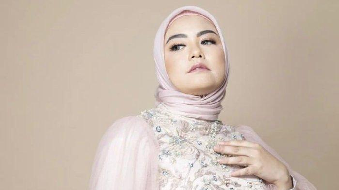 Masih Ingat Tika T2? Artis Asal Bandung Ini Punya Bisnis Hijab yang ...