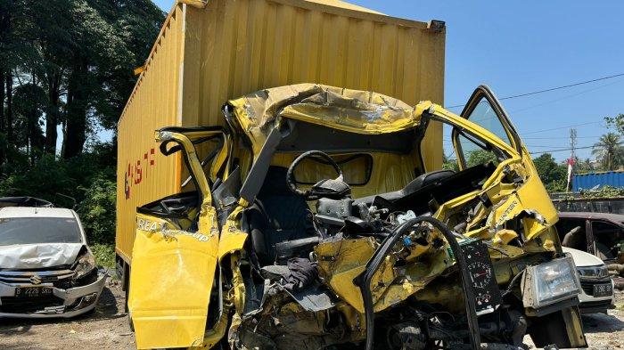 Kecelakaan Maut di Tol Cipularang, Truk Boks Tabrak Truk Pasir, Seorang Tewas - Tribunpriangan.com