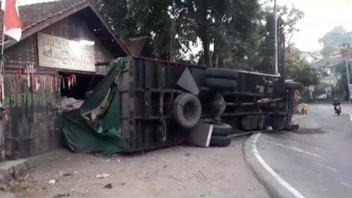 BREAKING NEWS - Truk Tronton Pengangkut Sepatu Terguling dan Seruduk Bengkel Las di Jatinangor ...