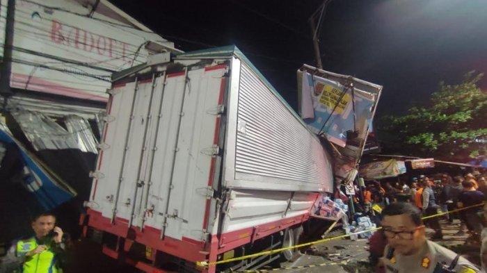 Kronologi Detik-detik Truk Trailer Tabrak Kendaraan dan Tempat Usaha di Ngaliyan, 2 Orang Tewas ...