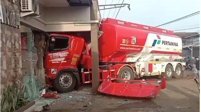 Truk Tangki Pertamina Seruduk Klinik di Tasikmalaya Usai Ban Depan Terperosok Galian Pipa ...