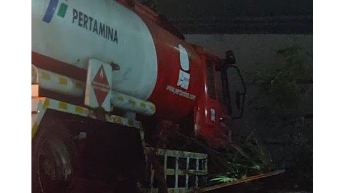 Diduga Sopir Ngantuk, Tangki Pertamina Oleng Tabrak Kios Ikan dan Tersungkur ke Sawah ...