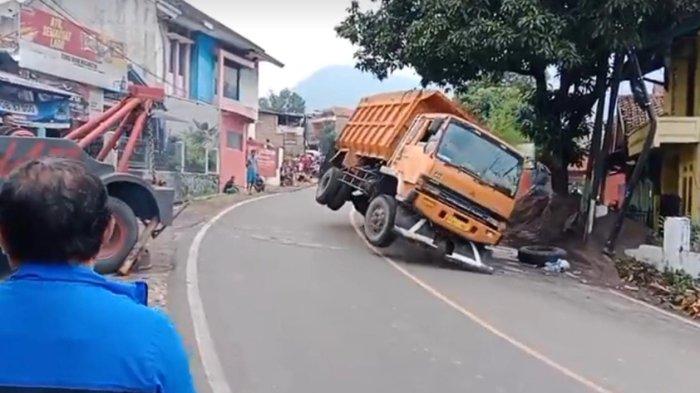 Truk yang Terguling Berhasil Dievakuasi, Warga Bersyukur Lalu-lintas Kembali Normal ...