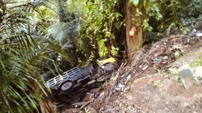 Truk Masuk Jurang di Kalipucang Pangandaran, Diduga Sopir Mengantuk ... Truk Masuk Jurang di Kalipucang Pangandaran, Diduga Sopir Mengantuk ...