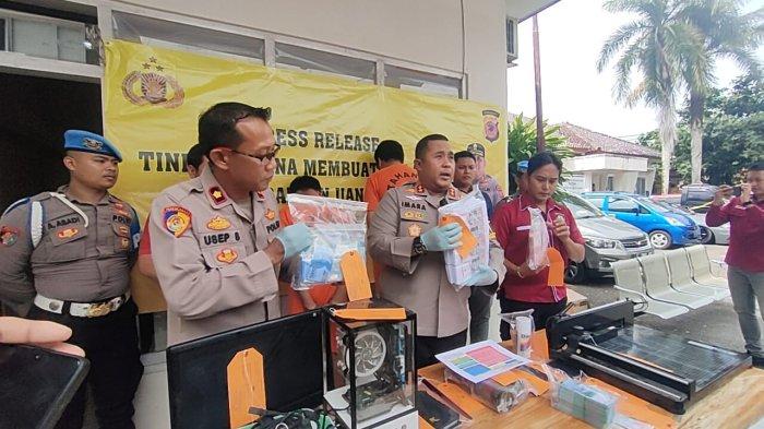 Polisi di Pangandaran Tangkap Dua Pengedar Uang Palsu, Satu Tersangka ...