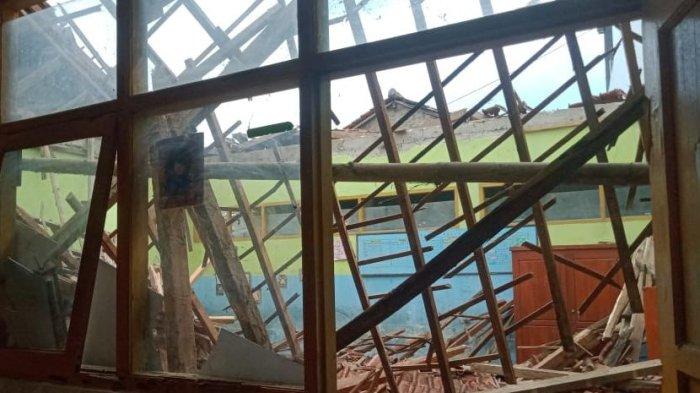 Dua Ruang Kelas Ambruk Diterjang Angin Kencang saat Hujan Deras - Tribunpriangan.com