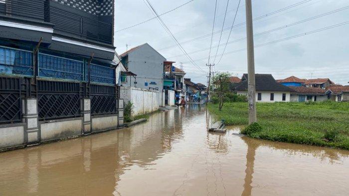 Jalan Desa Cihanjuang Kembali Terendam Banjir - Tribunpriangan.com