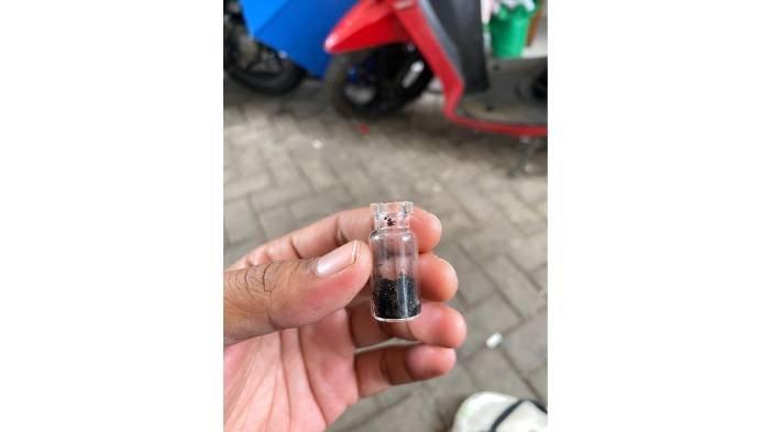 Seorang Pria Tua Tertangkap Basah Tabur Bubuk Besi di Rumah Dony Ahmad ...