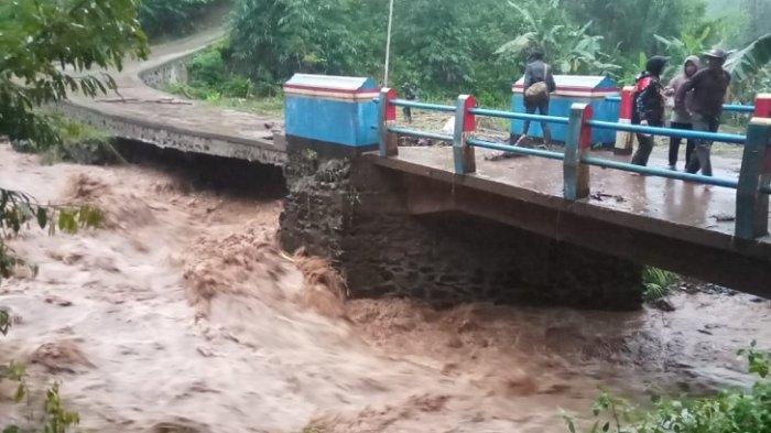 Hujan Deras, Jembatan di Limbangan Garut Nyaris Putus Dihantam Luapan Air Sungai ...
