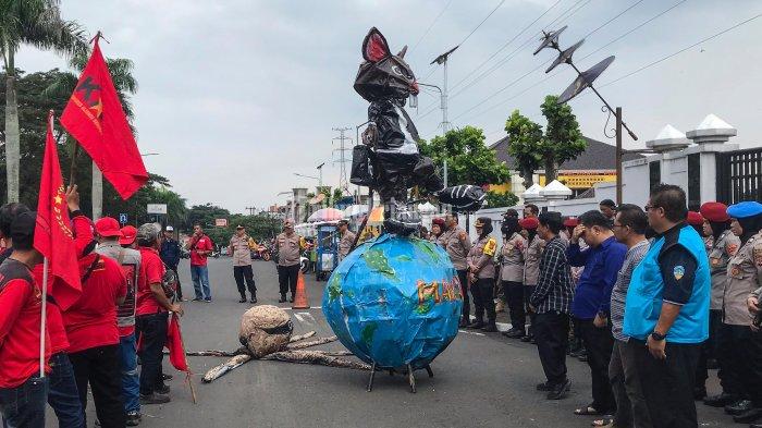 May Day, Alat Peraga Gurita Oligarki dan Tikus Berjas Ramaikan Unjuk ...