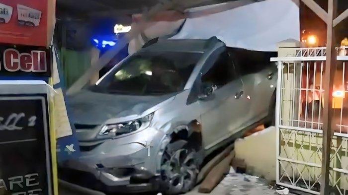 Sebelum Tabrak Rumah Mobil Honda yang Dikendarai Pria Mabuk Juga Tabrak ...