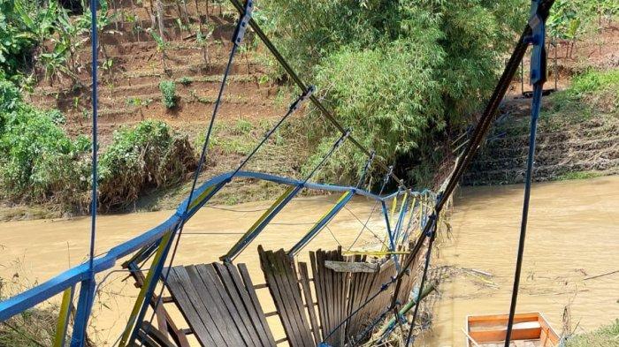 Update Banjir Sungai Ciseel, 58 Kepala Keluarga Terisolir karena Jembatan Gantung Rusak ...