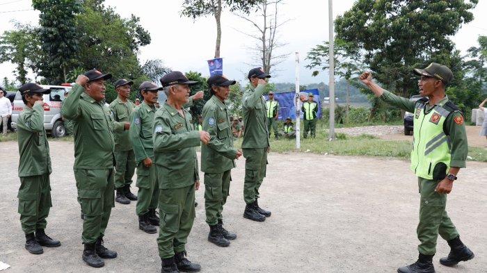 Menyaksikan Keseruan Lomba Baris Berbaris Linmas di Bandung Barat ...