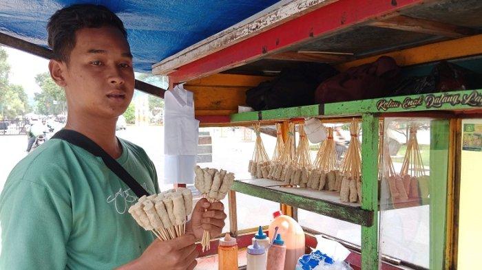 MENGULIK Kisah Rosandi Asal Sumedang, Jualan Sempol Ayam Bisa Sekolahkan Adik dan Bangun Rumah ...