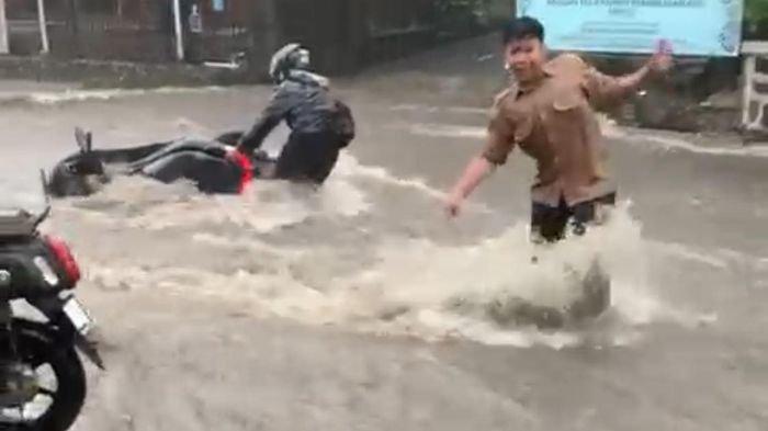 Jalanan Lembang Bandung Barat Banjir, Sepeda Motor Terseret Aliran Air ...
