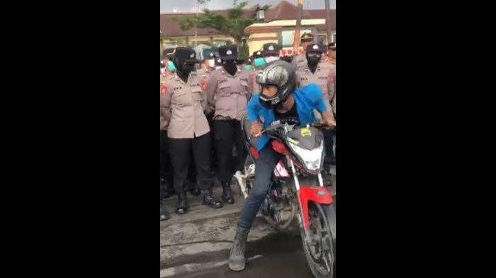 Bikin Ulah, Ini Tampang Oknum Mahasiswa yang Geber Motor di Depan Barisan Polwan Kota ...
