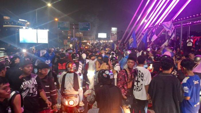 Kondisi Fly Over Pasupati Bandung Malam Ini Penuh Bobotoh, Tunggu ...
