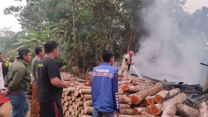 Pemilik Penggergajian Kayu Rugi Rp 100 Juta karena Tempat Usahanya di Cimaragas Terbakar ...
