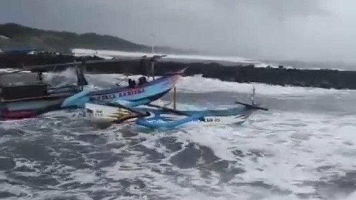 8 Perahu Nelayan Pamayangsari Tasikmalaya Rusak Dihantam Gelombang Laut yang Tinggi ...
