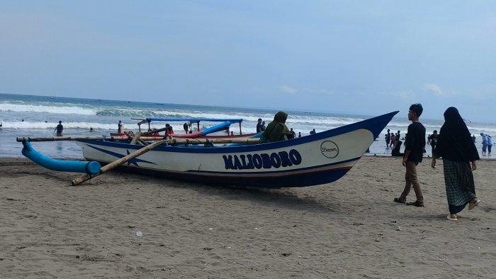 Begini Penampakan Perahu Wisata yang Karam Dihantam Ombak di Pantai Pangandaran - Tribunpriangan.com