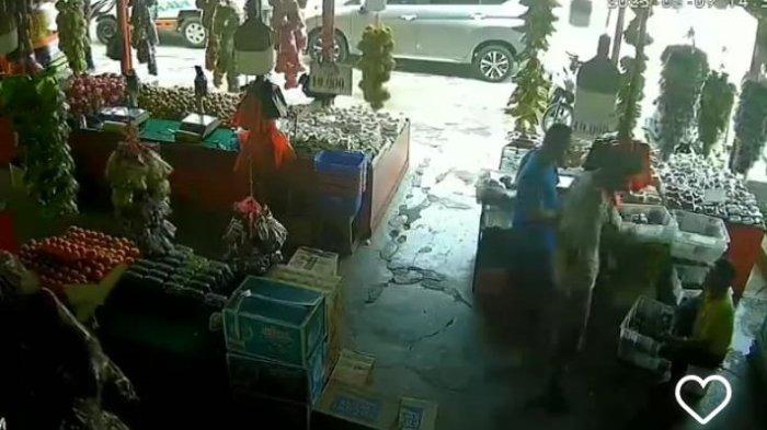 VIRAL, Video Pria di Karawang Todongkan Pistol kepada Pedagang Buah Terekam CCTV ...