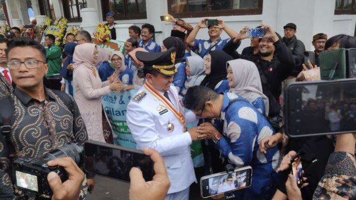 Ribuan Warga dan Pejabat Hangat Sambut Kedatangan Dony di Sumedang Usai Dilantik Jadi Bupati ...